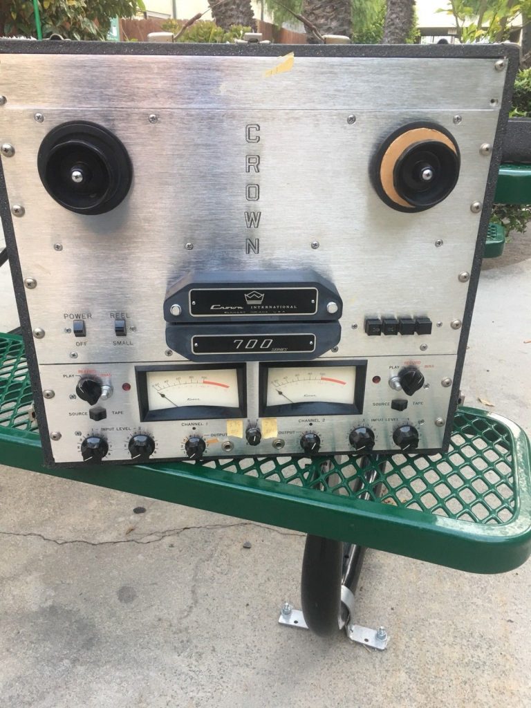 CROWN: 700 reel to reel. No words (yet) but a few detailed images ...